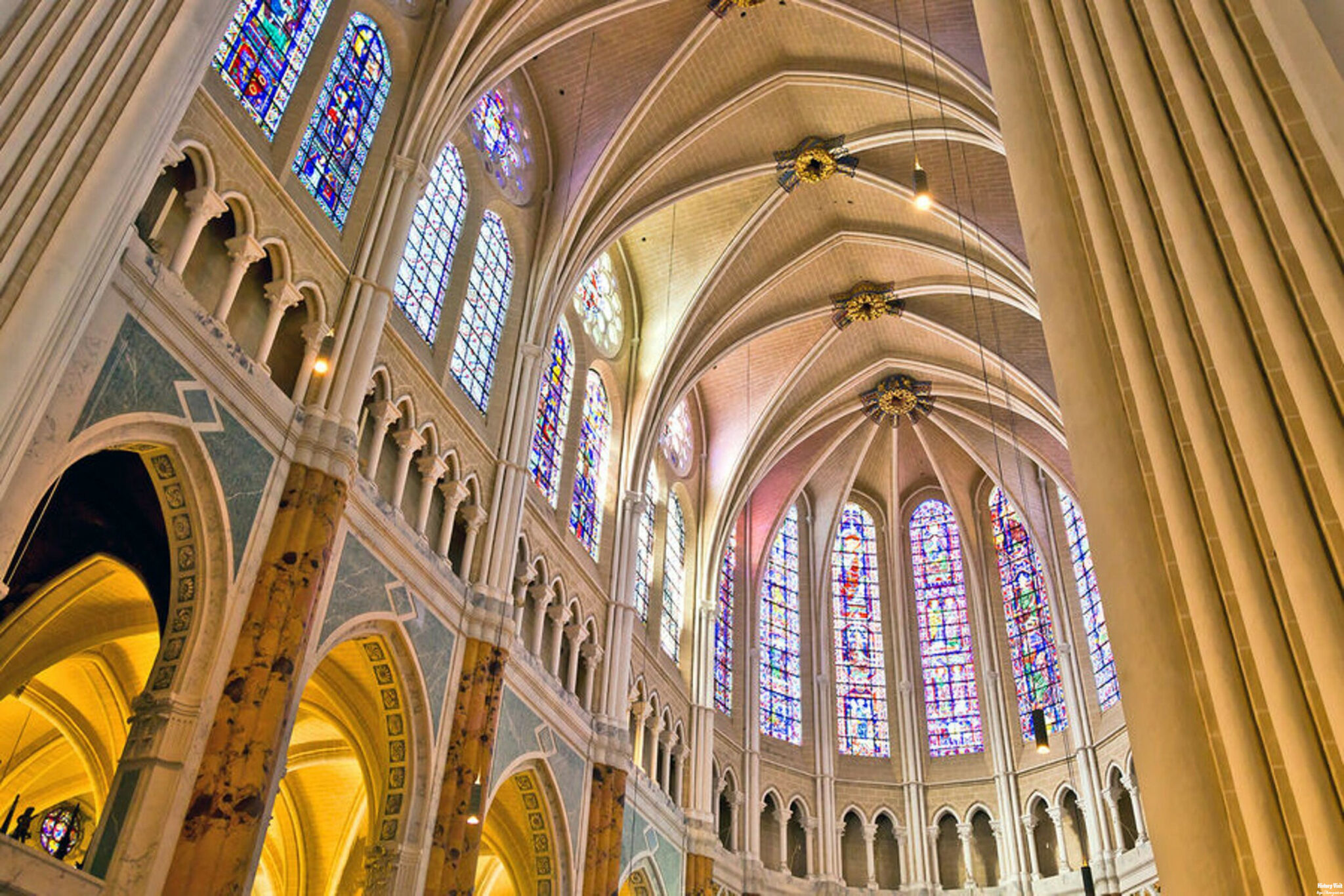 The Splendor of Chartres Cathedral: A Masterpiece of Gothic ...
